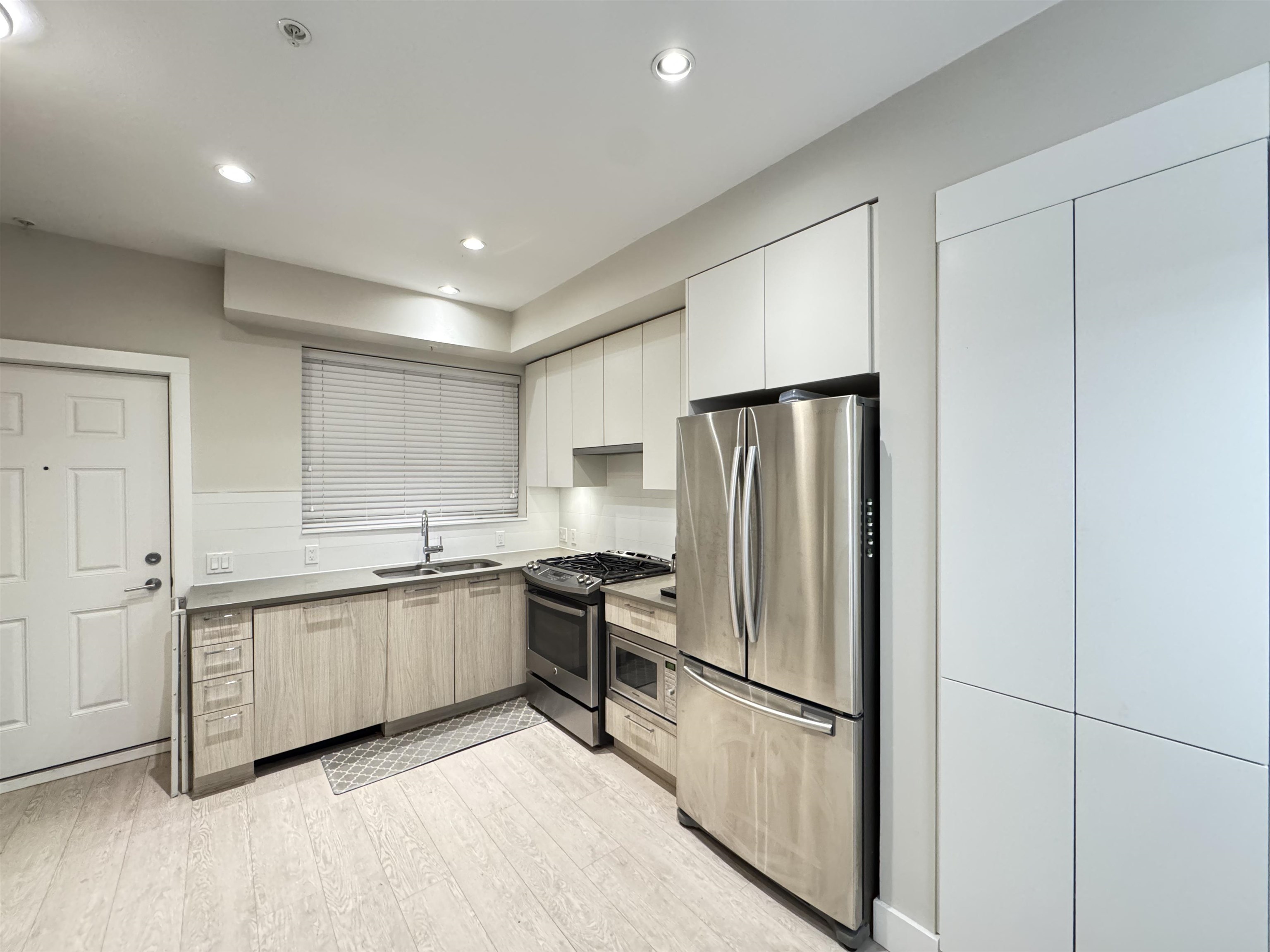 7 5122 Canada Way Burnaby For Sale, R3096303 - StrawHomes.com