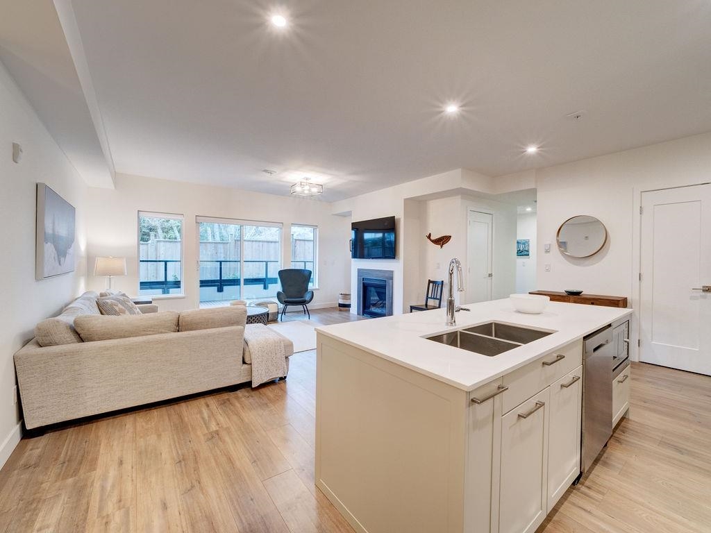 201 710 School Road Gibsons For Sale, R3056069 - StrawHomes.com